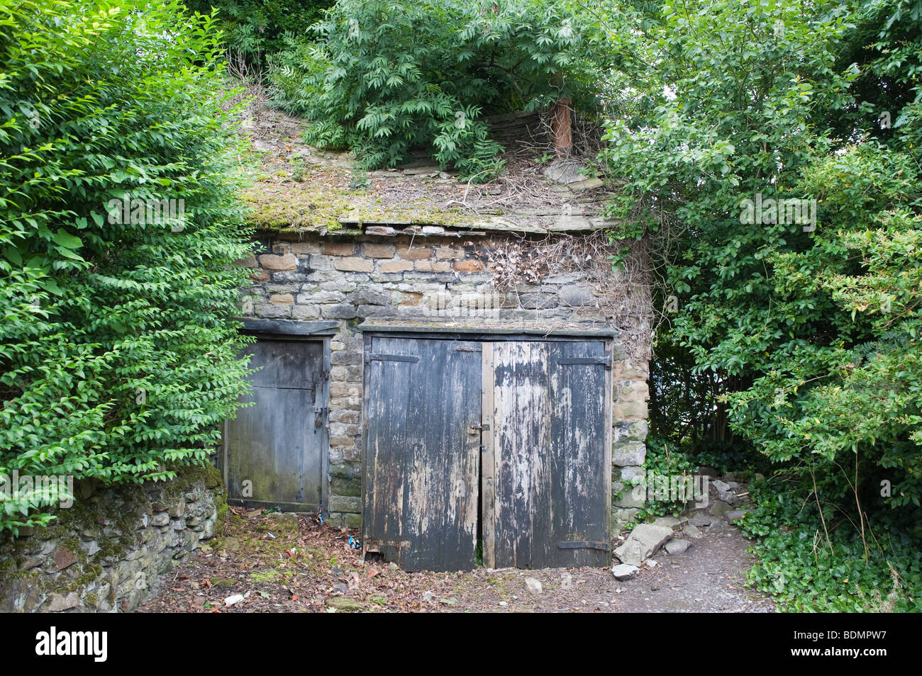 Derelict wooden doors hi-res stock photography and images - Alamy