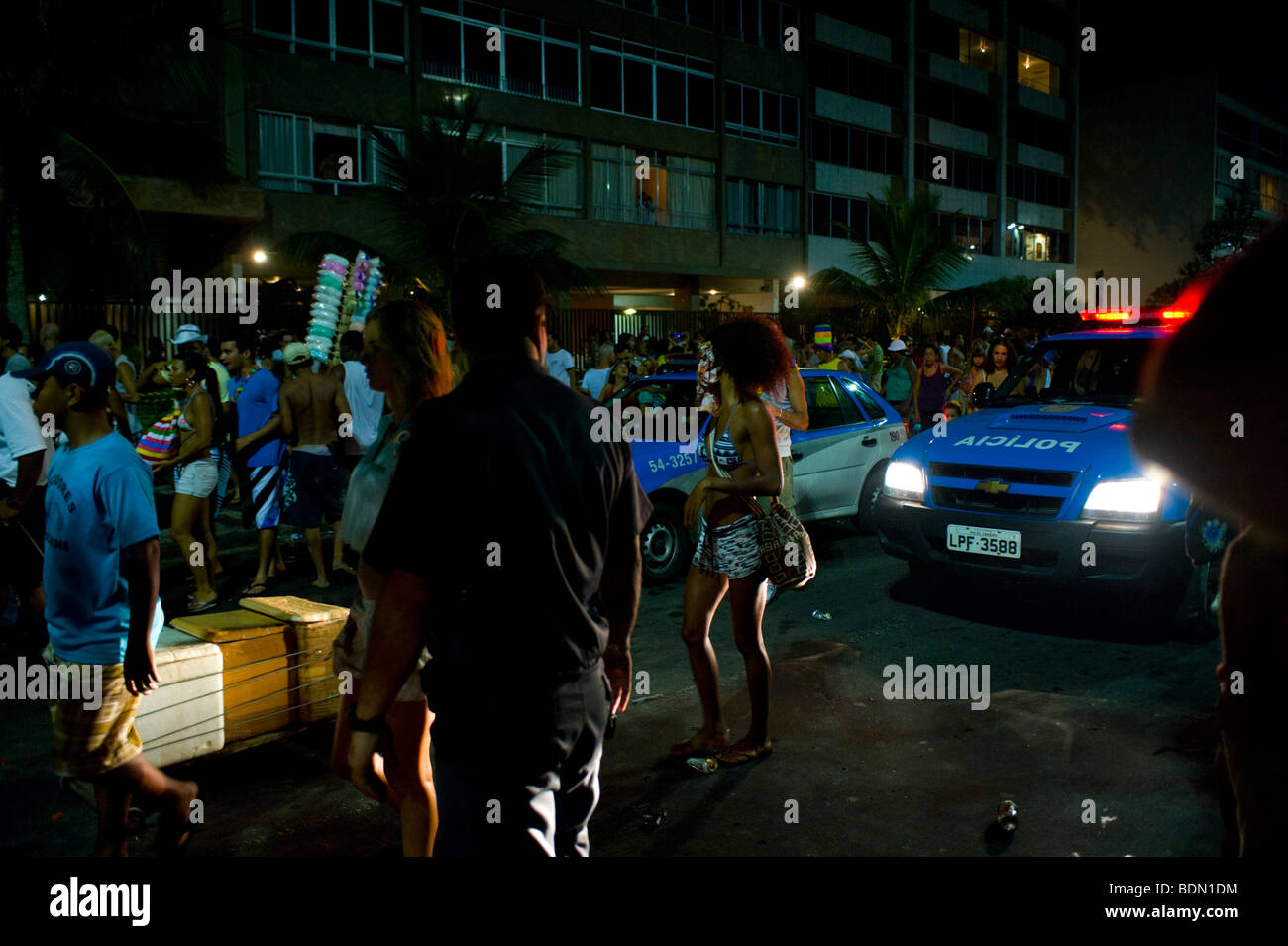 Car amongst crowd hi-res stock photography and images - Alamy