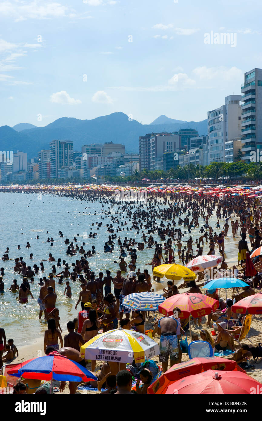 Crowds of people by the beach in the Ipanema area during the Carnival ...