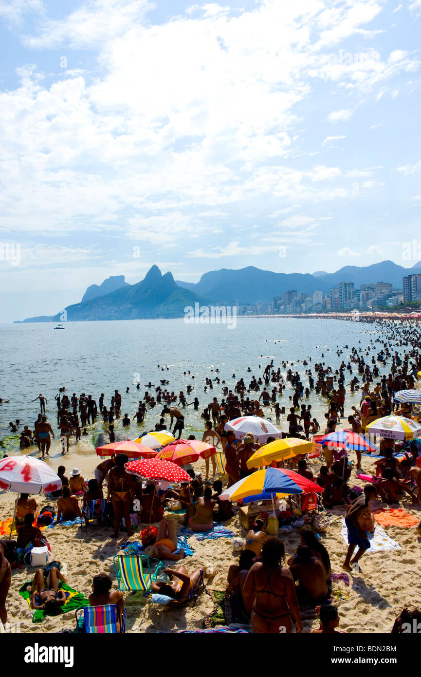 Crowds of people by the beach in the Ipanema area during the Carnival ...
