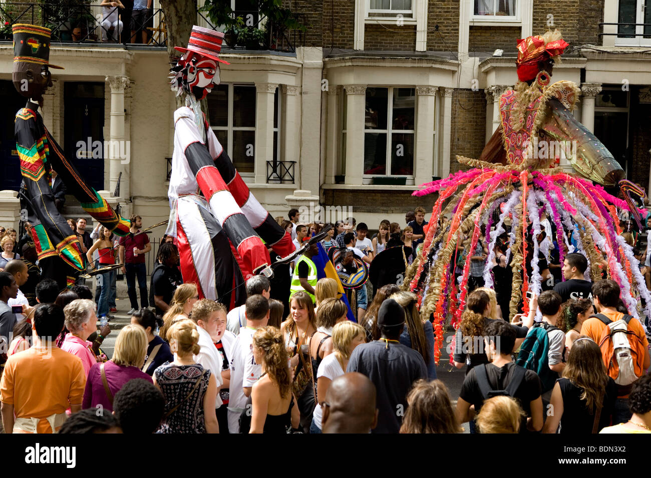 Crowds in the Notting Hill carnival parade Stock Photo - Alamy