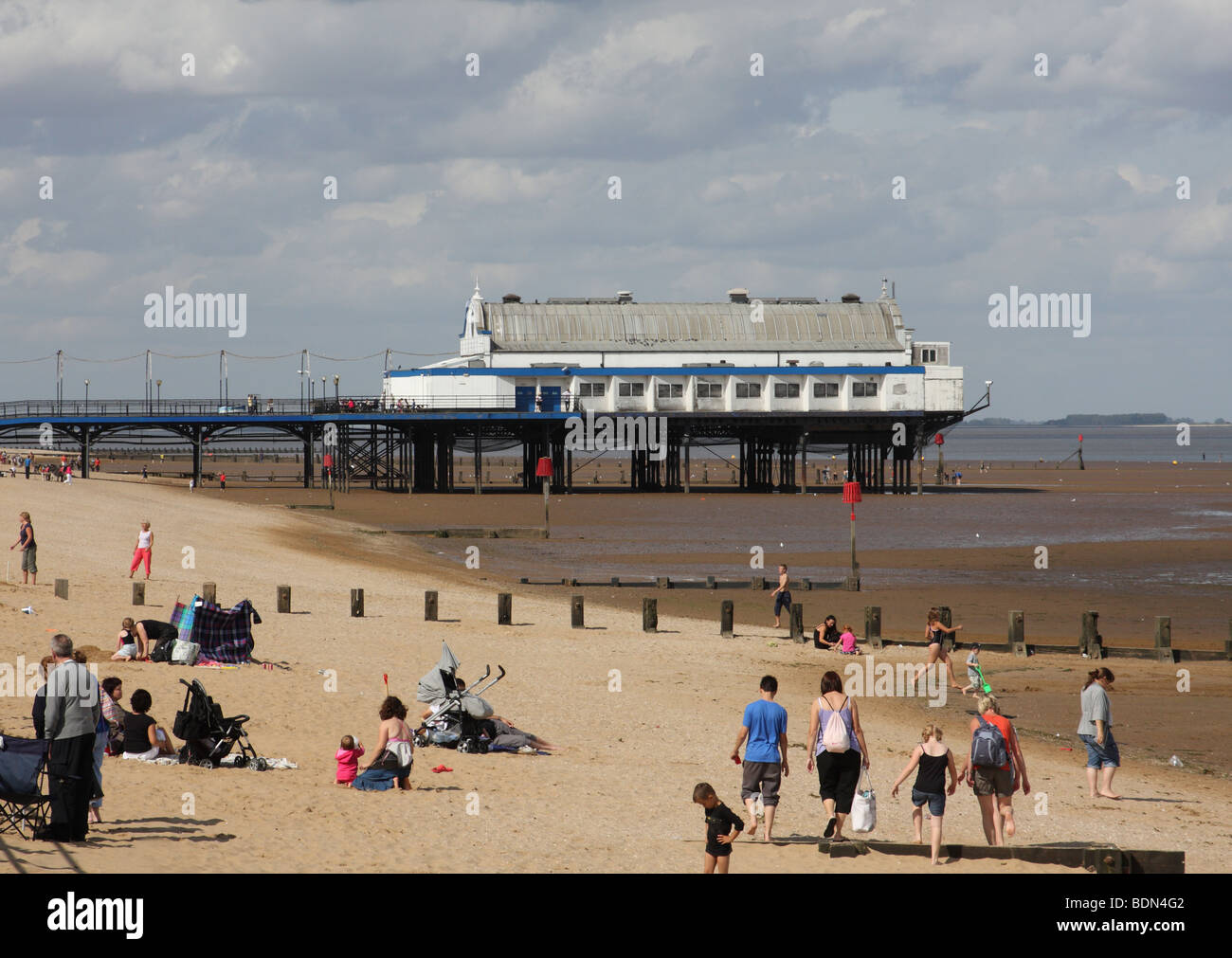 Beach promenade cleethorpes beach cleethorpes hi-res stock photography ...