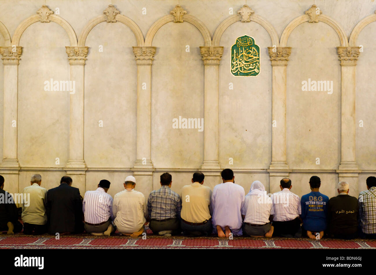 Men pray in the Umayyad Mosque (Grand Mosque of Damascus Stock Photo ...