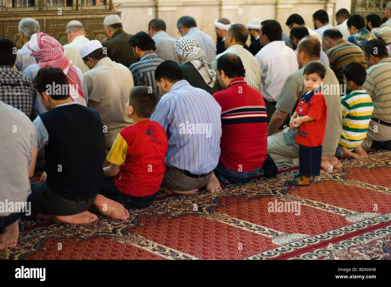 Men and boys pray in the Umayyad Mosque (Grand Mosque of Damascus Stock ...