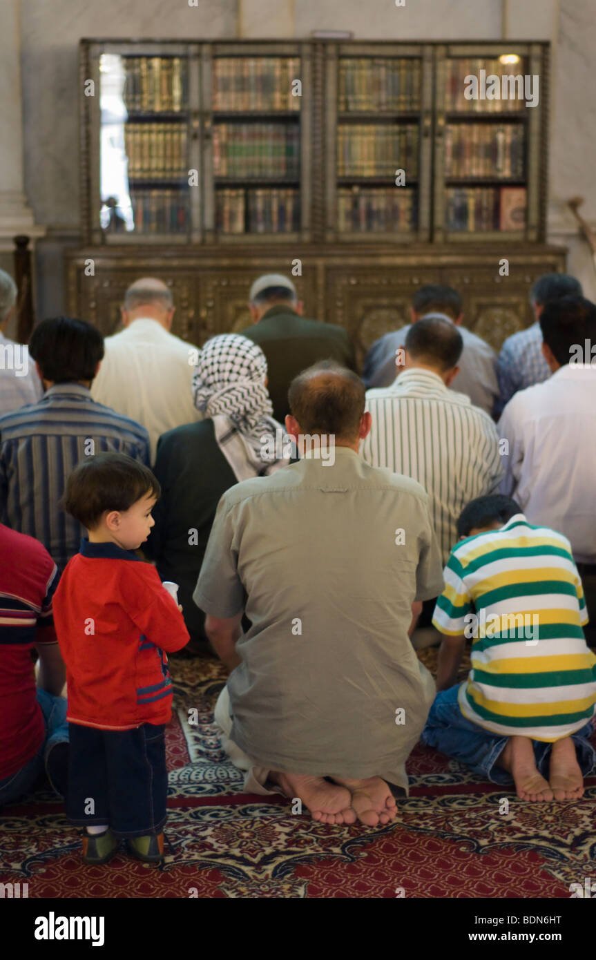 Men and boys pray in the Umayyad Mosque (Grand Mosque of Damascus Stock ...