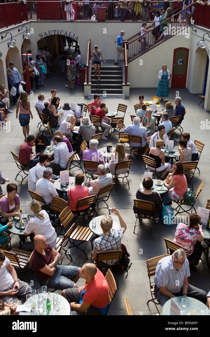 Opera Singer entertaining crowd Covent Garden Piazza London Stock Photo ...