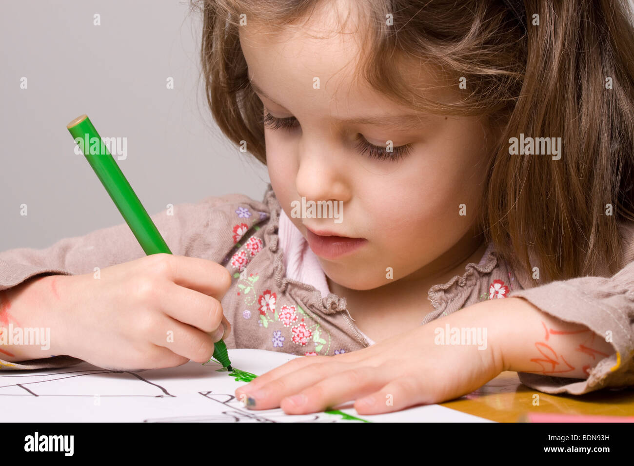 Girl drawing a picture Stock Photo - Alamy