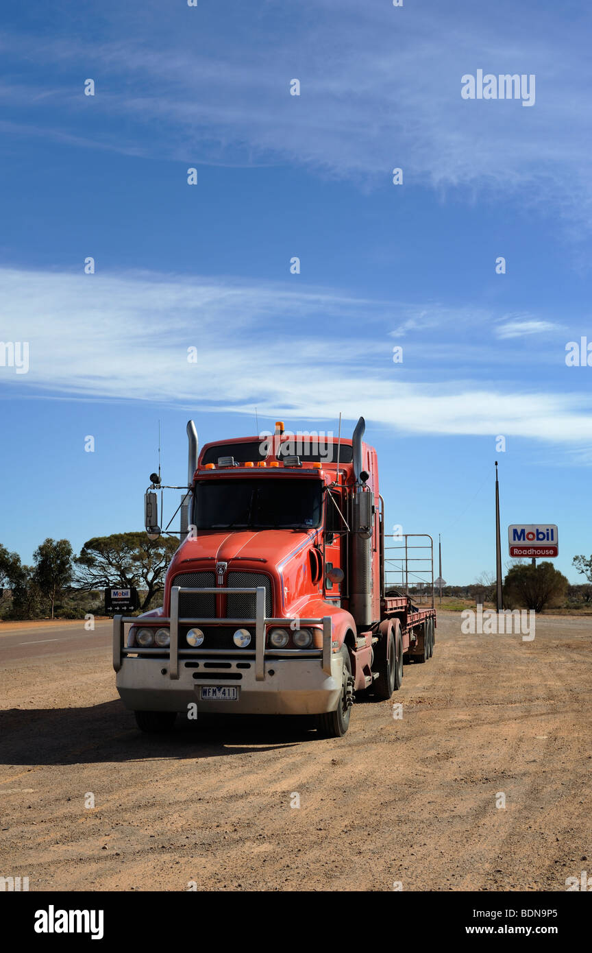 Truck parked roadhouse in glendambo hi-res stock photography and images ...