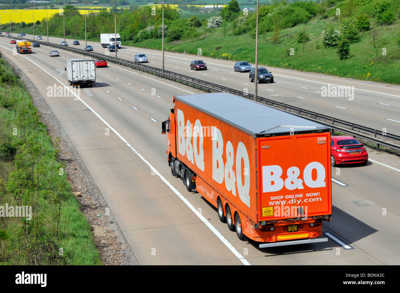 M25 motorway b&q diy articulated lorry hi-res stock photography and ...