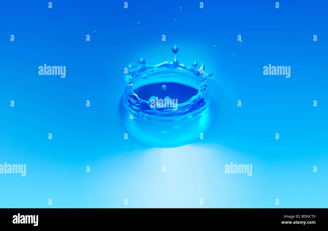 Splash in water creating crown shape Stock Photo - Alamy