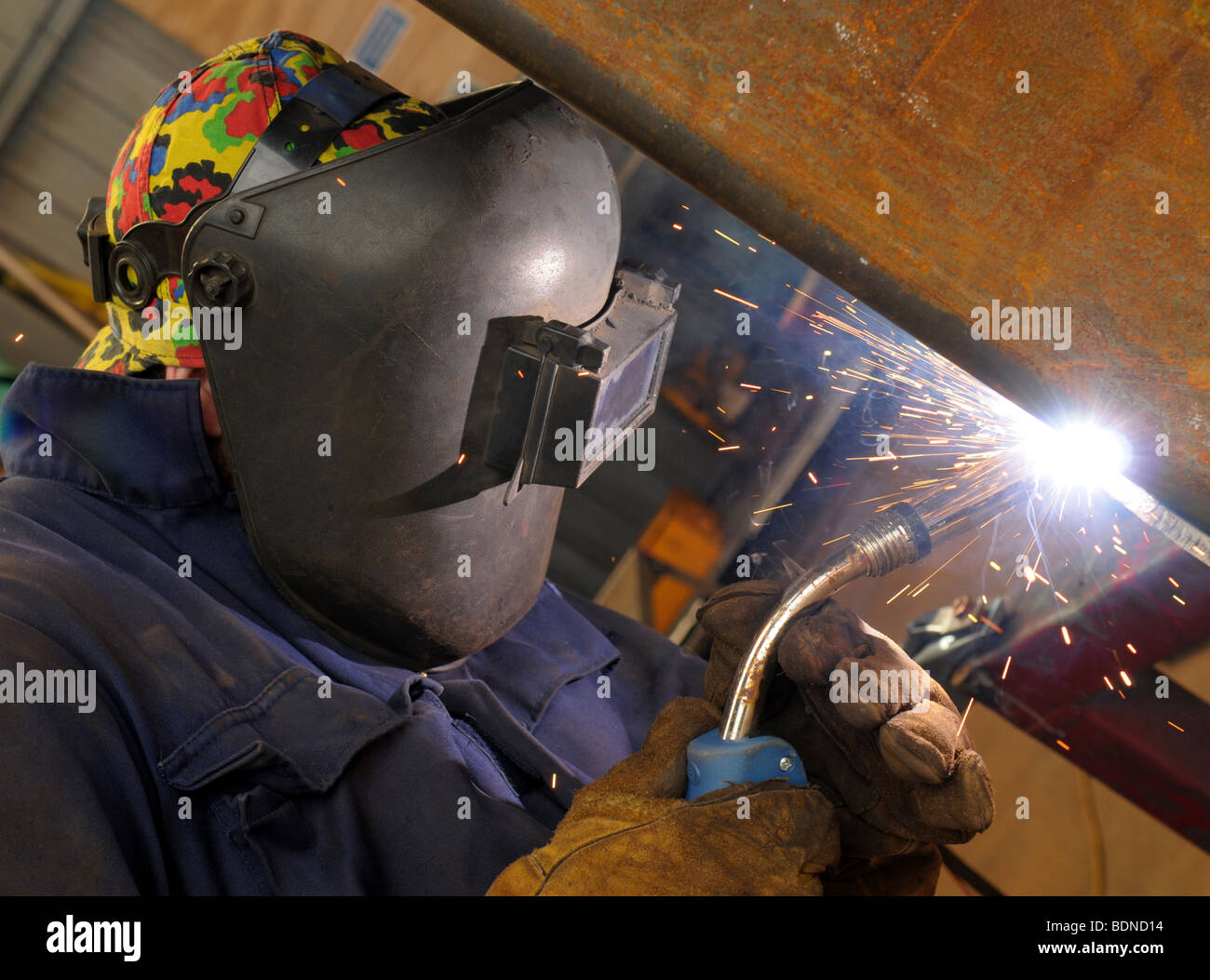 Welder welding heavy metal Stock Photo - Alamy