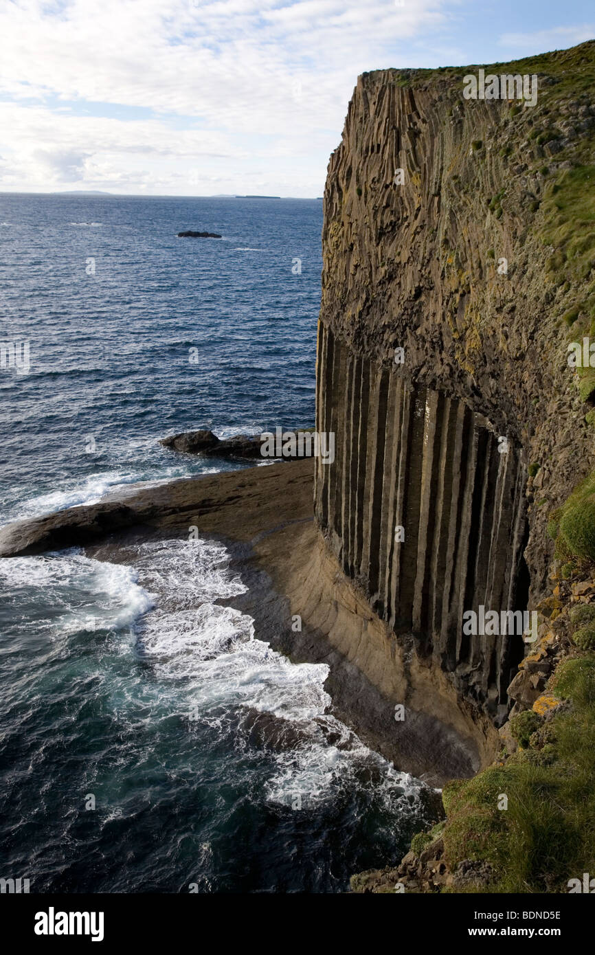 Sea cliffs isle of staffa hi-res stock photography and images - Alamy