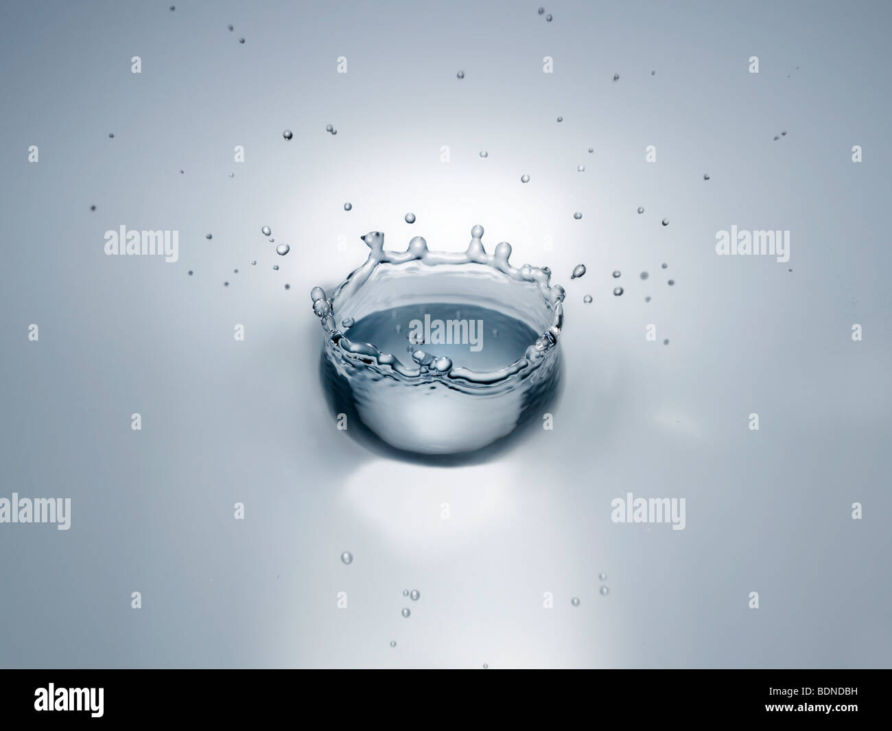 Splash in water creating crown shape Stock Photo - Alamy