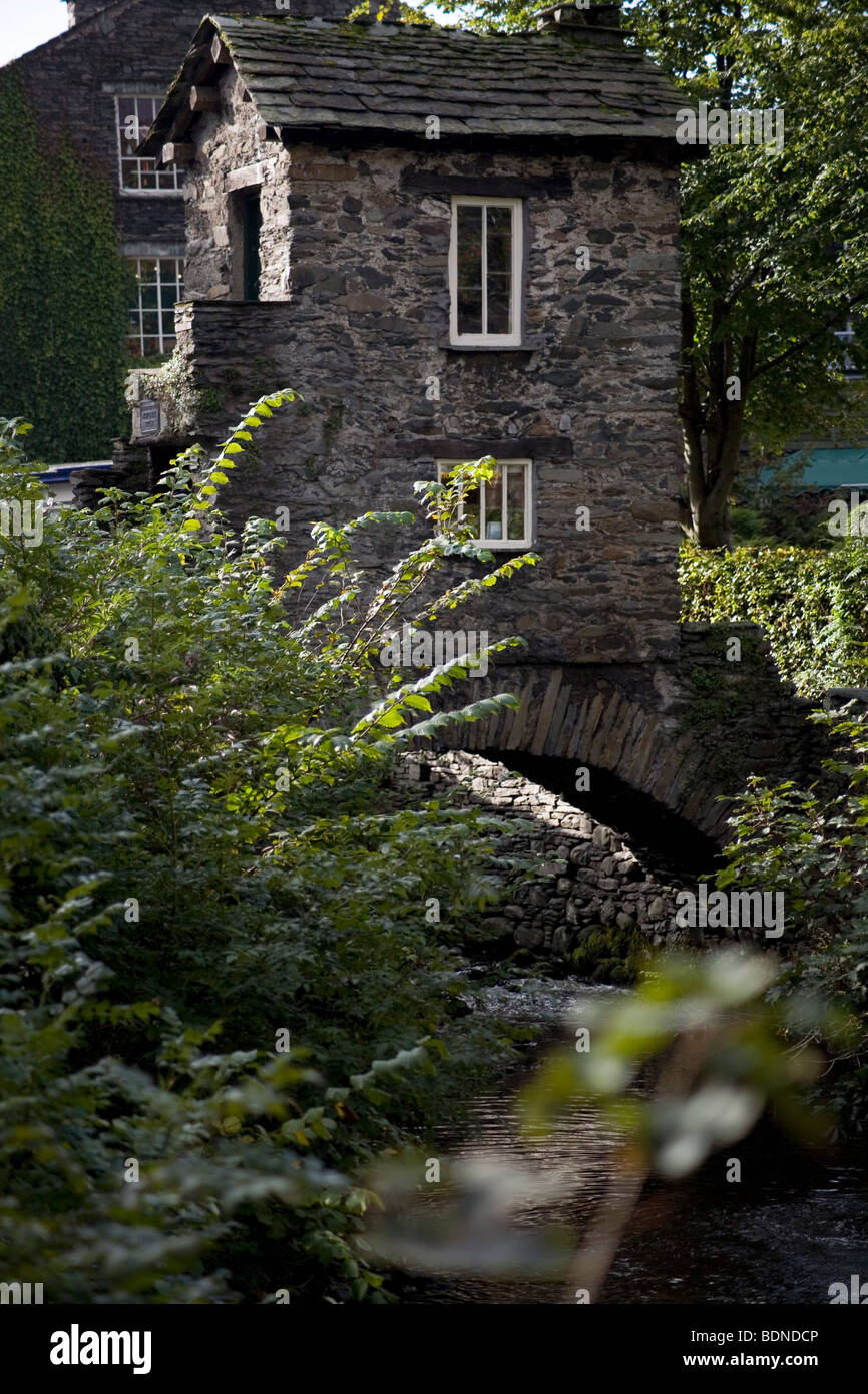 Bridge house tiny stone house hi-res stock photography and images - Alamy