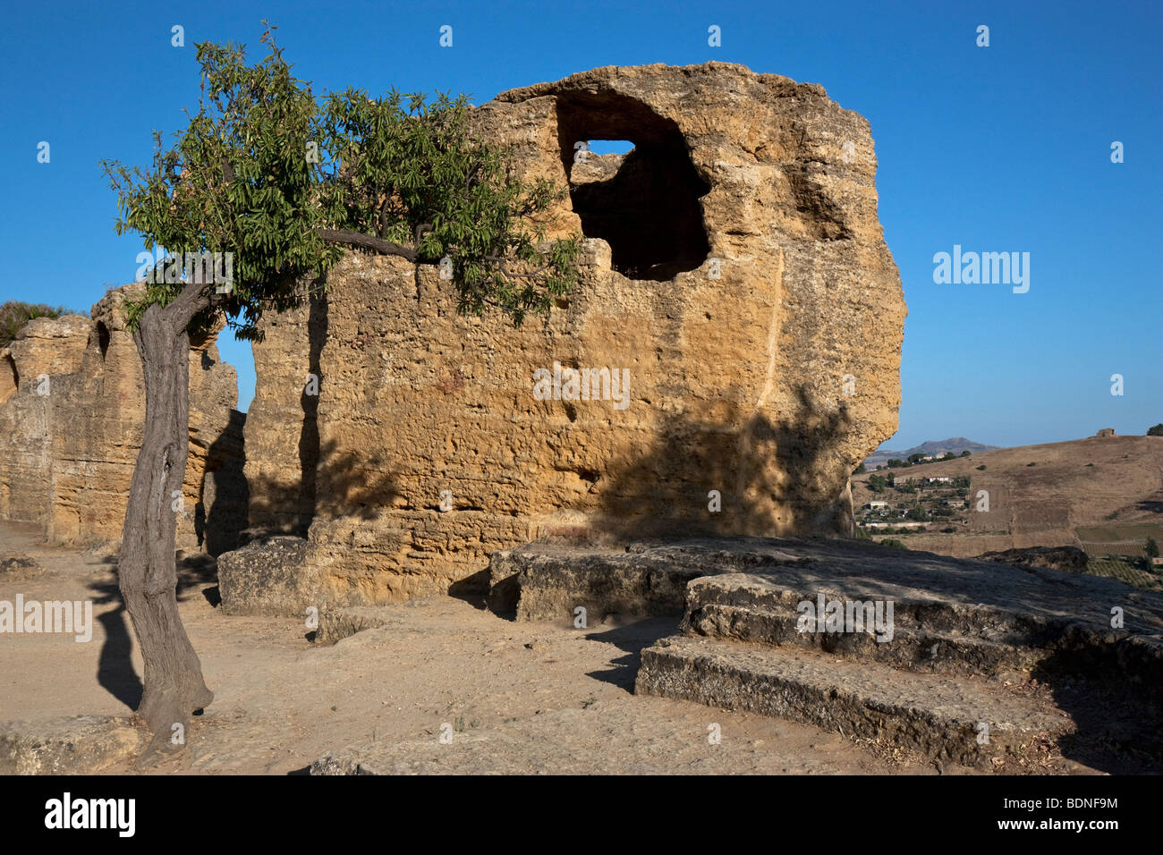 Christian tombs hi-res stock photography and images - Alamy