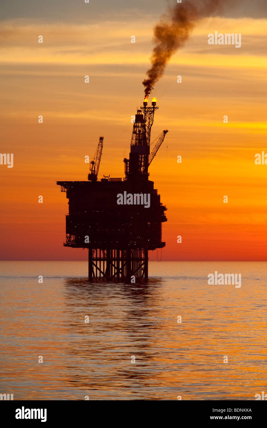 sun set at east brae oil rig Stock Photo - Alamy