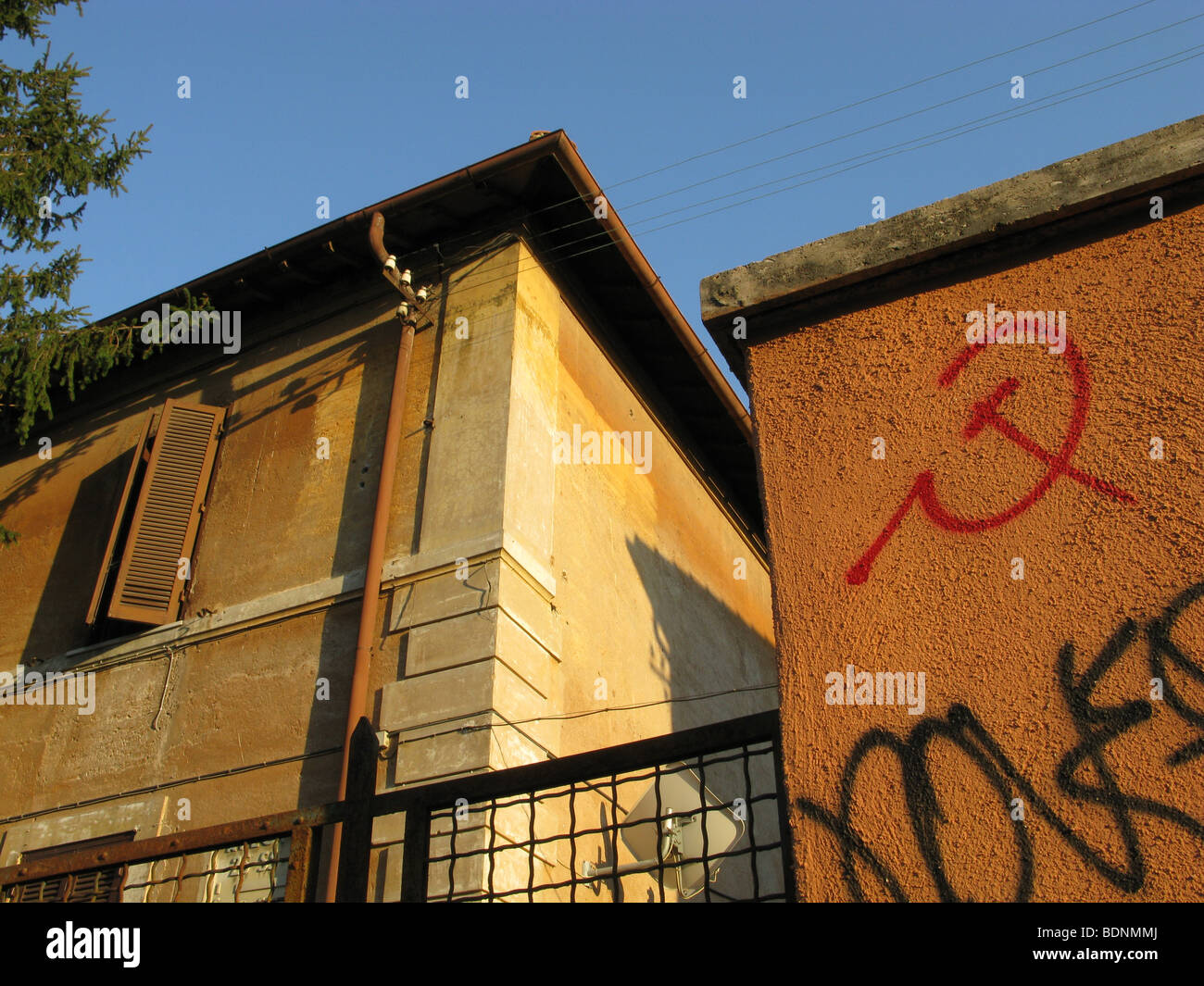 communist symbol written on wall in garbatella, rome Stock Photo - Alamy