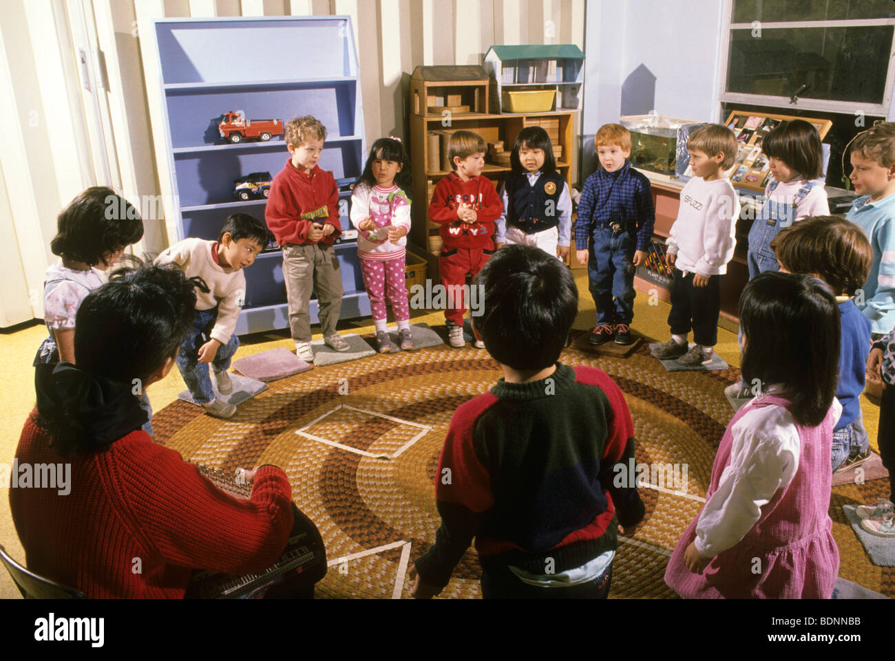 Child stand speak group hi-res stock photography and images - Alamy