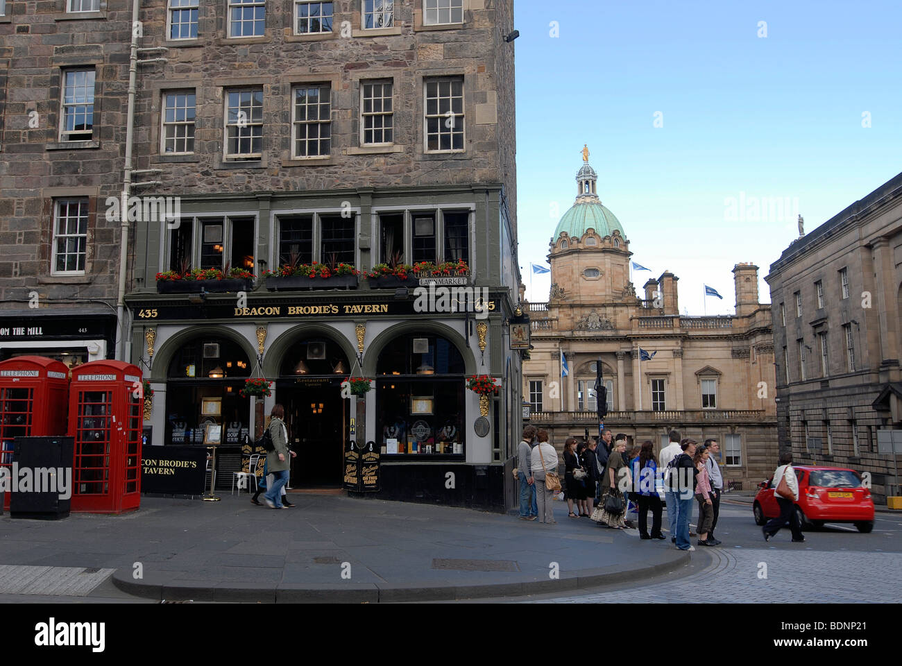 Edinburgh streets cars hi-res stock photography and images - Alamy