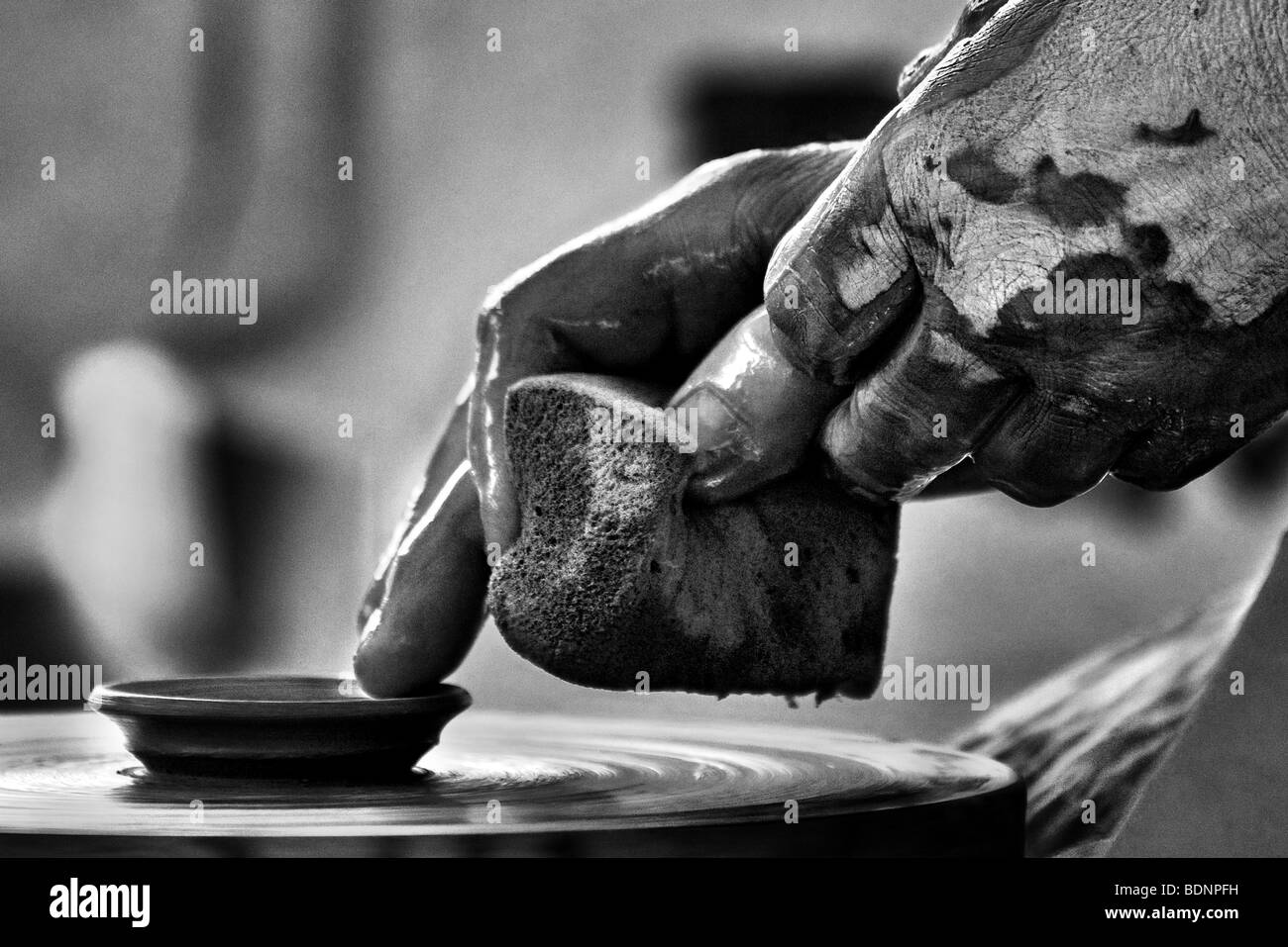 The hands of a potter Stock Photo - Alamy