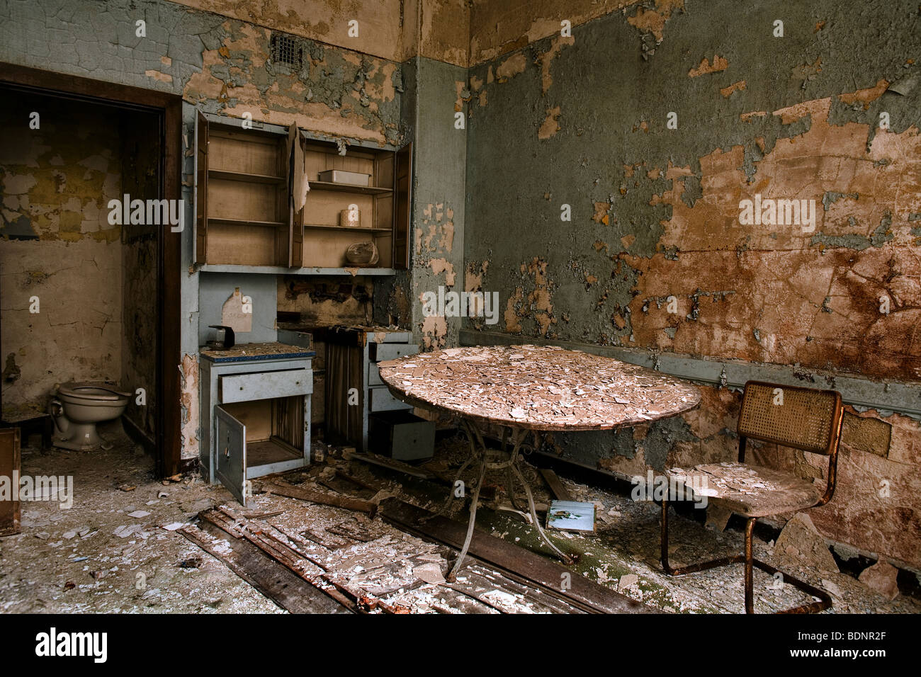 A deserted interior with crumbling walls Stock Photo - Alamy