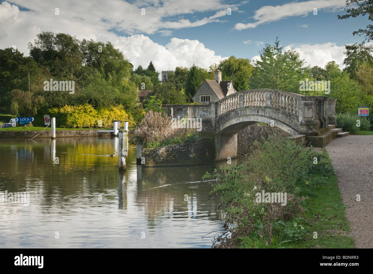 Footbridge at Iffley Lock on the River Thames at Oxford, Oxfordshire ...