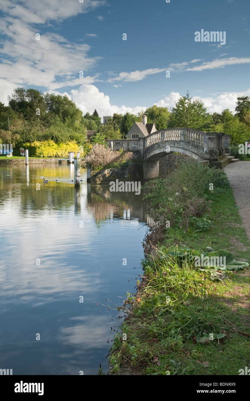 Footbridge at Iffley Lock on the River Thames at Oxford, Oxfordshire ...