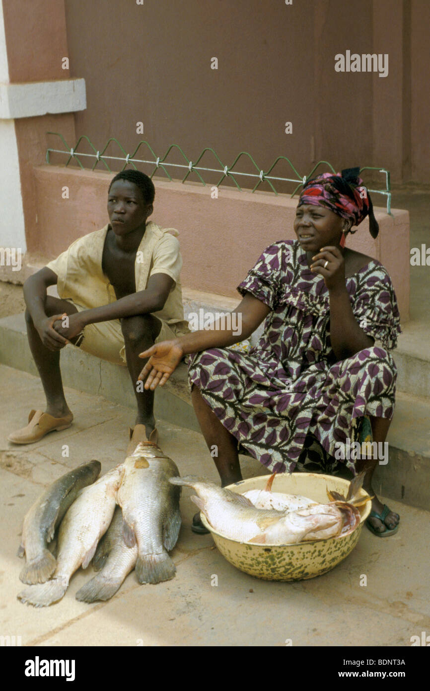 Market day bandiagara escarpment hi-res stock photography and images ...