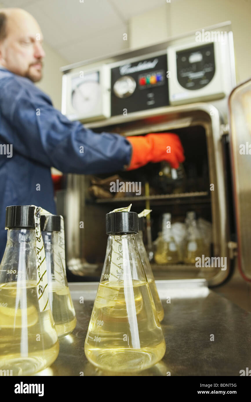 Autoclave chemistry laboratory hi-res stock photography and images - Alamy