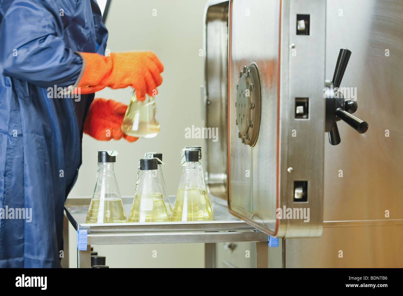 Autoclave chemistry laboratory hi-res stock photography and images - Alamy