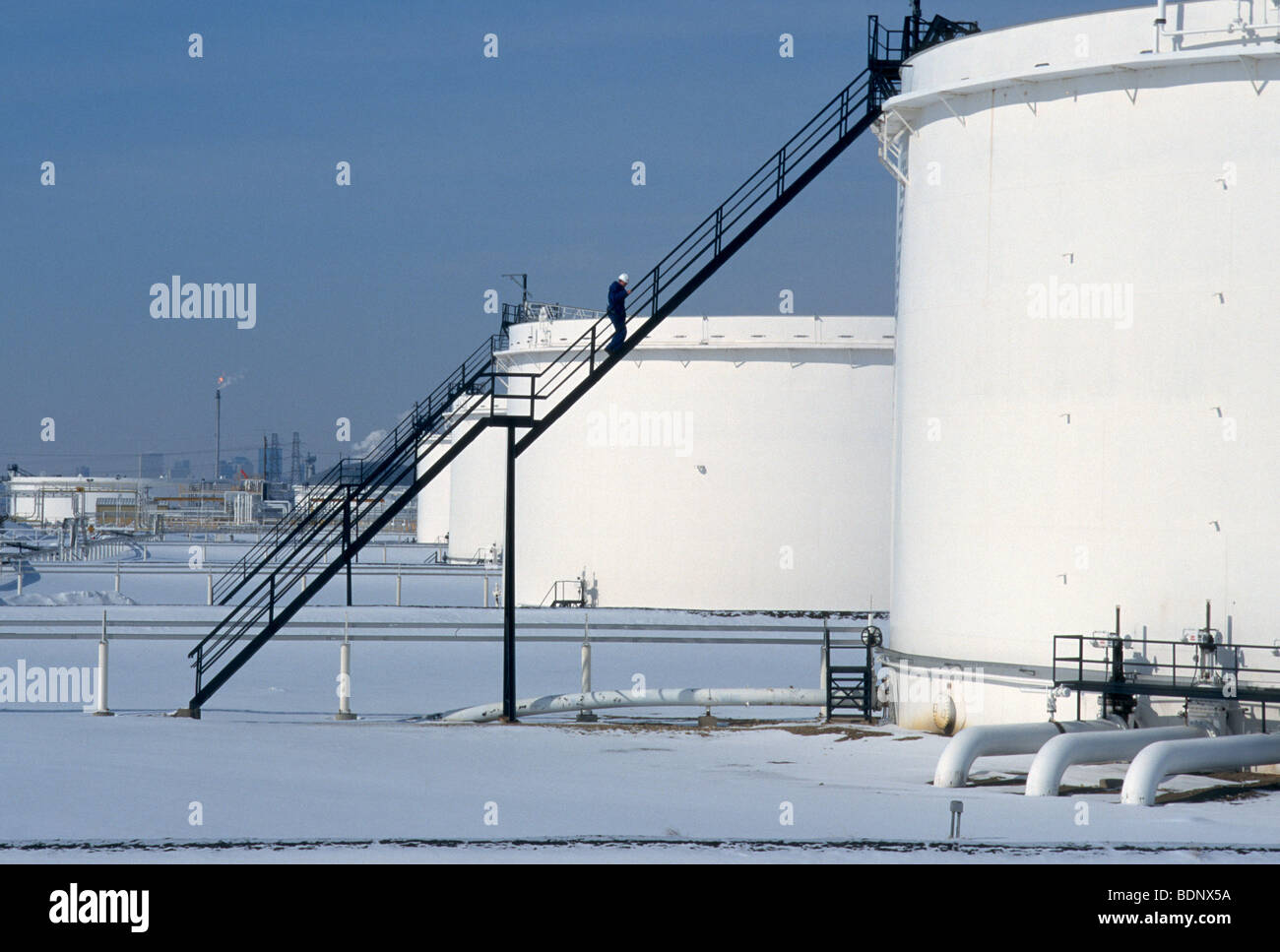Oil storage facility hi-res stock photography and images - Alamy