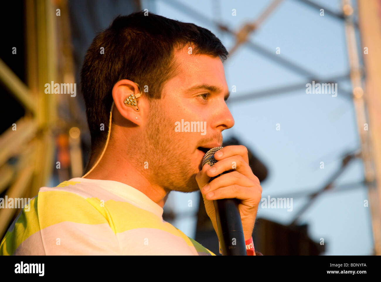 sing song singer performer stage live instrument band group pop rock ...