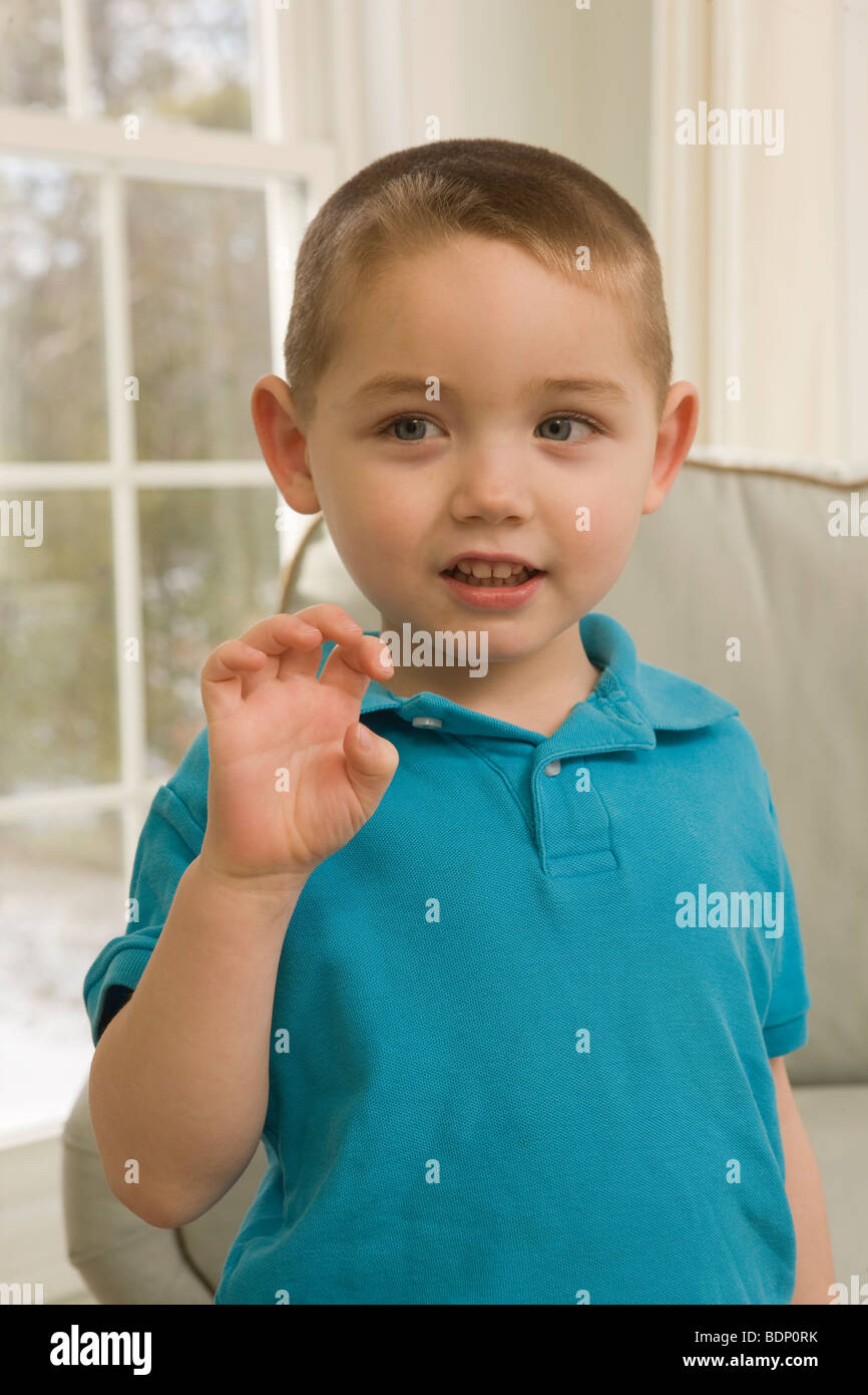 Boy signing the letter 'E' in American Sign Language Stock Photo - Alamy