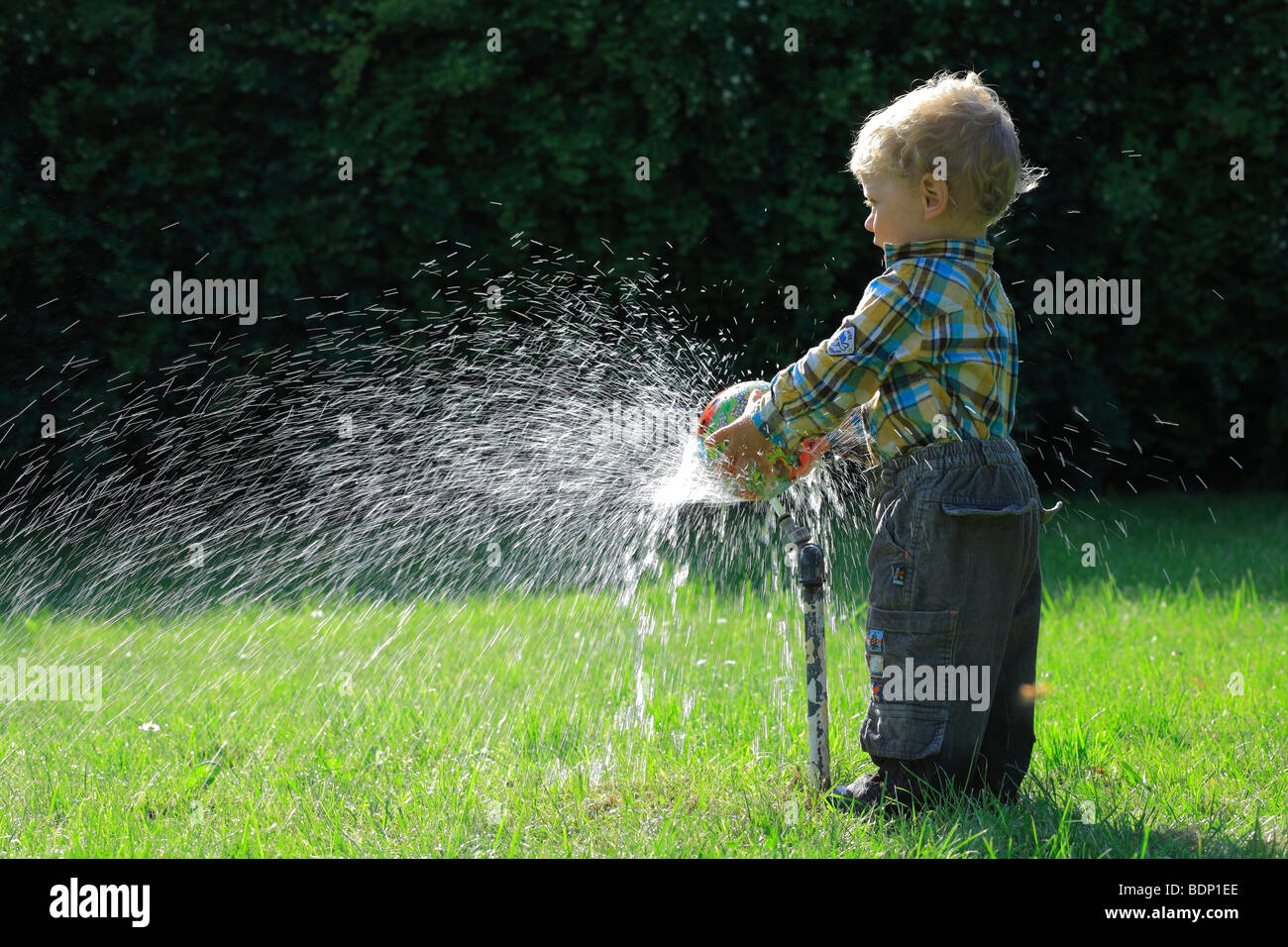 Kinder spielen fair hi-res stock photography and images - Alamy