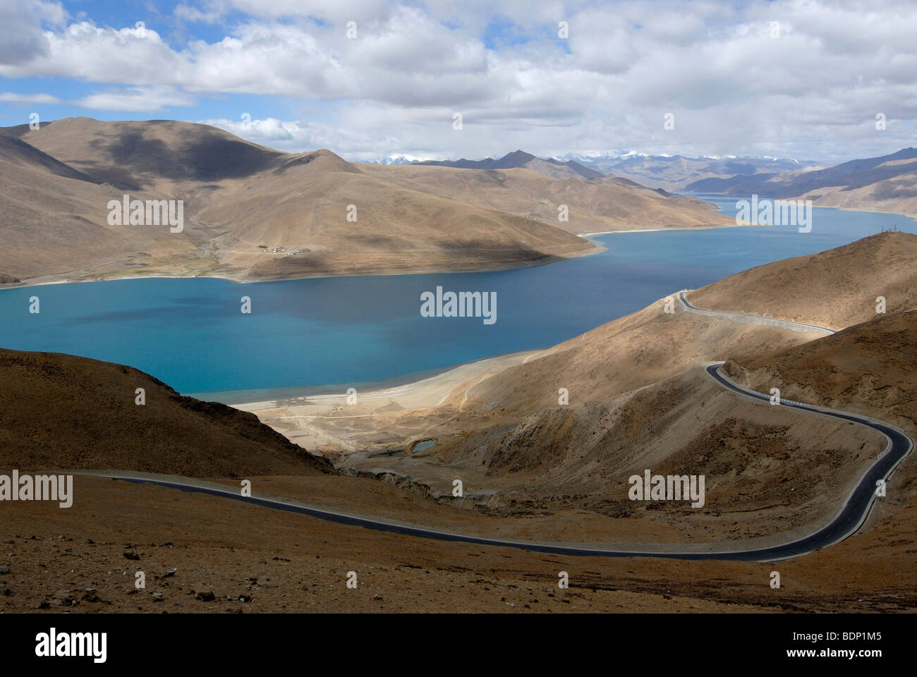 Pass road on Pangla Pass, sacred Yamdrok Lake, central Tibet, Tibet ...