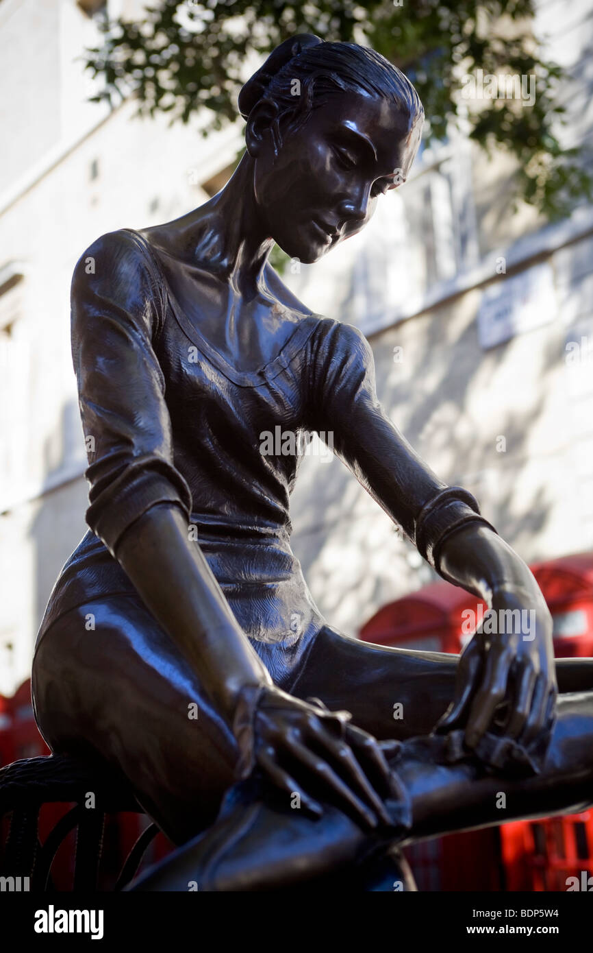 Ballet Dancer Statue opposite the Royal Opera House Covent Garden ...
