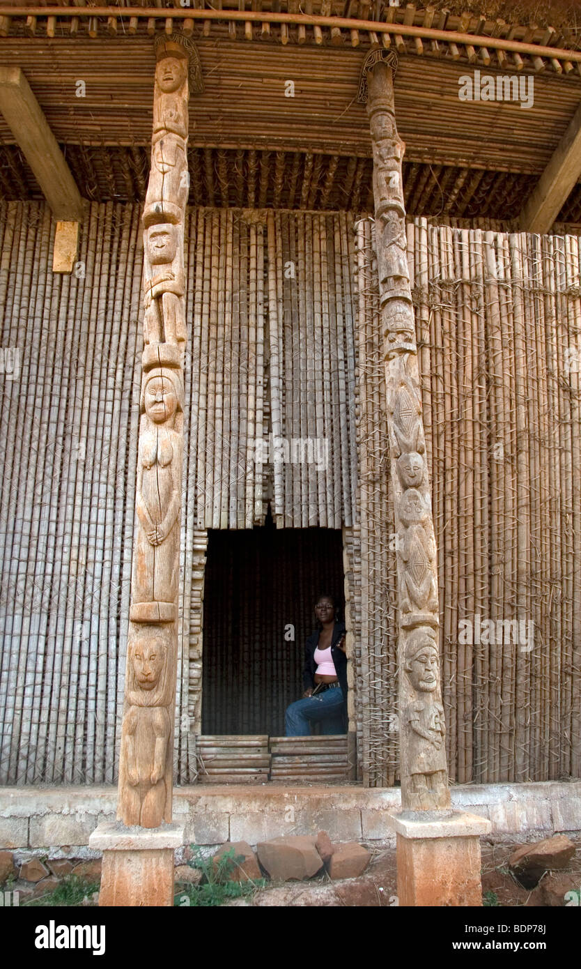 Carved columns of main reception hall of chief's palace of Bamil k ...
