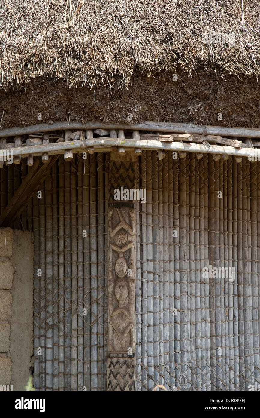 Detail of hut forming part of chief's palace complex of Bamil k ...