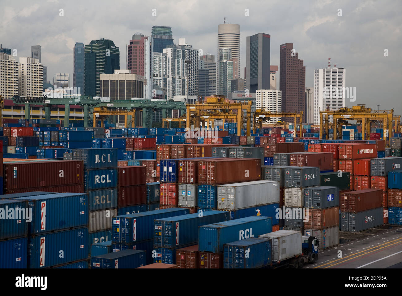 Singapore Skyline container port containers teus Stock Photo - Alamy