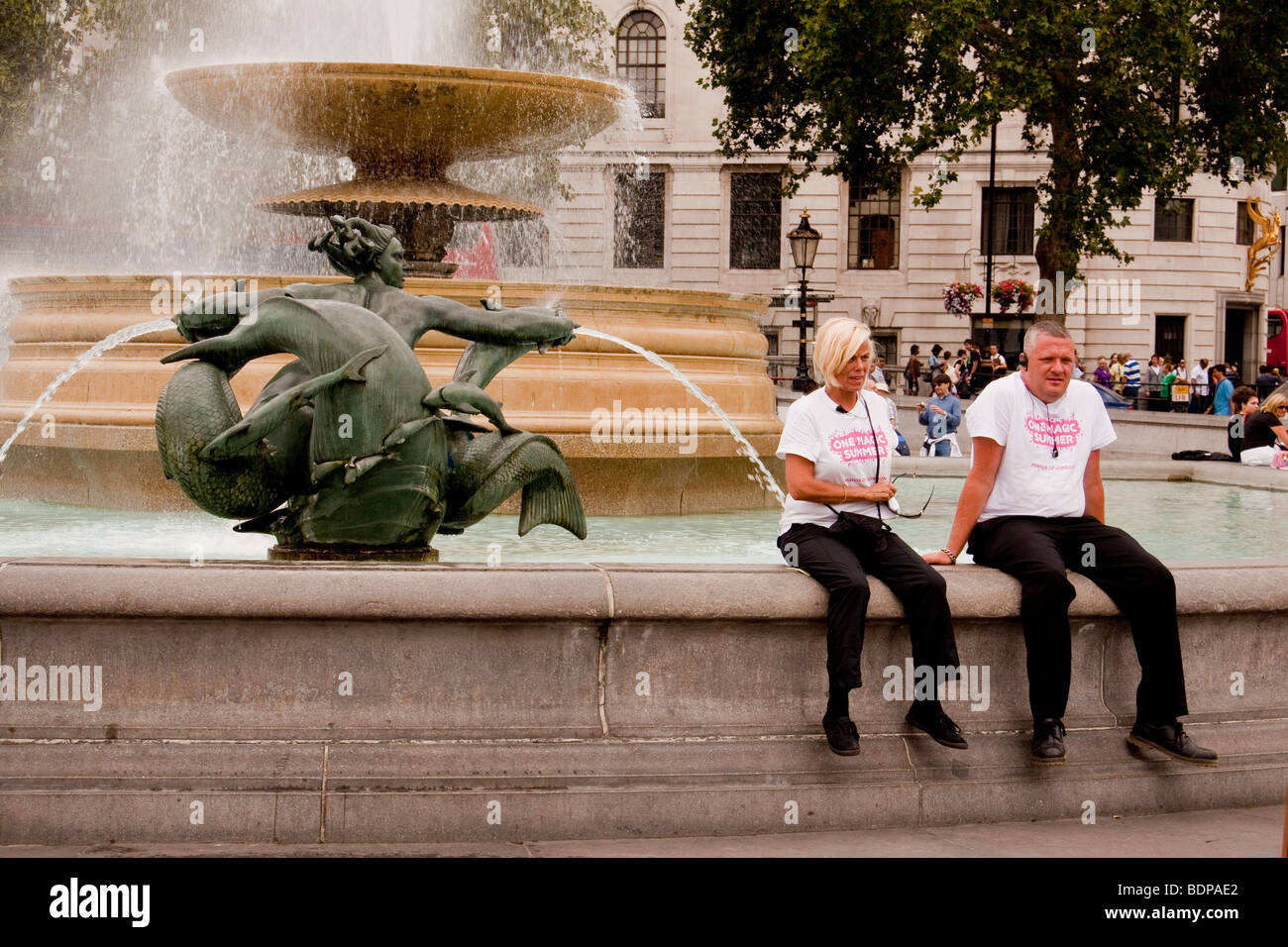 People sitting on fountain in Trafalgar Square Stock Photo - Alamy