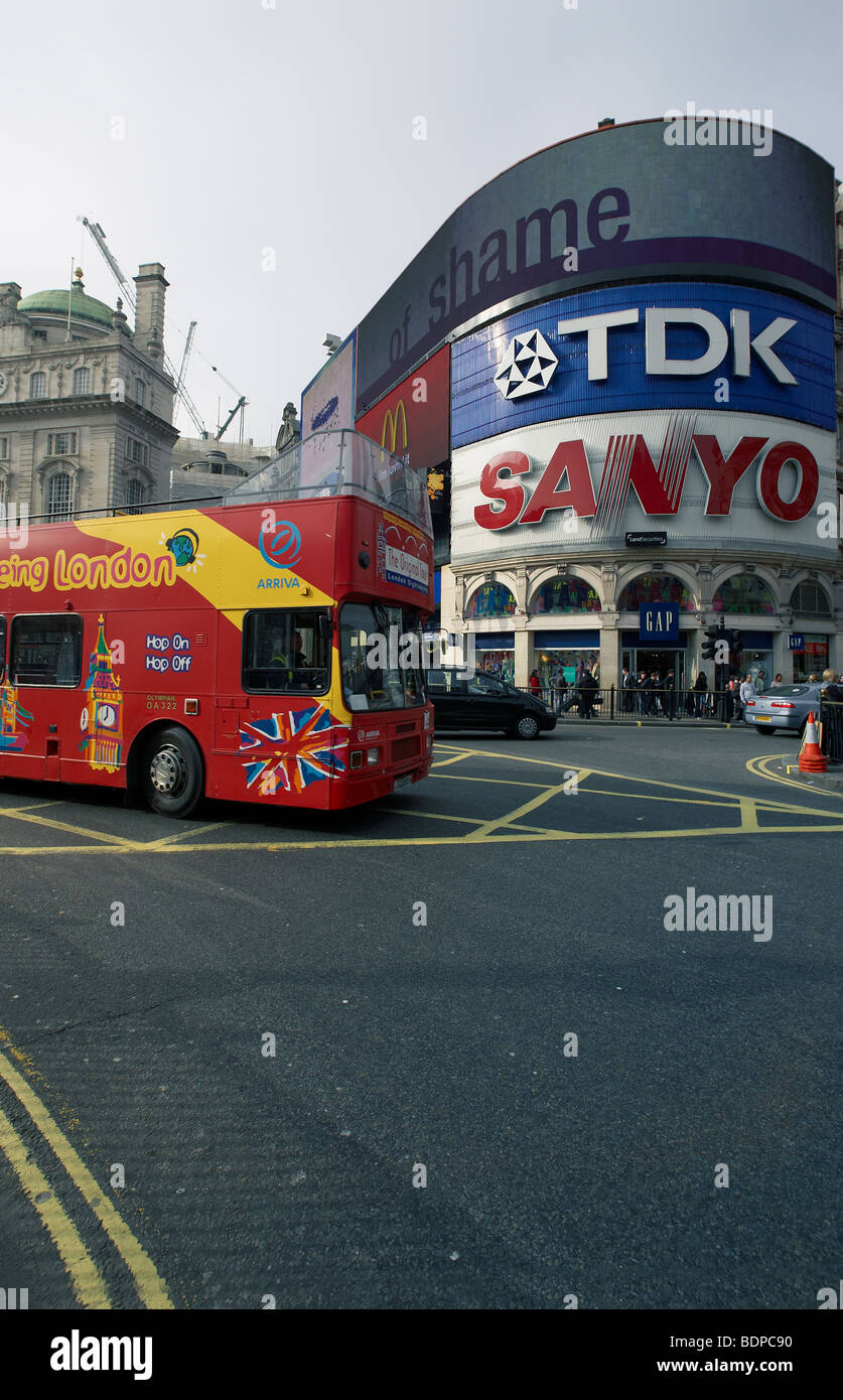 Red sightseeing bus hi-res stock photography and images - Alamy