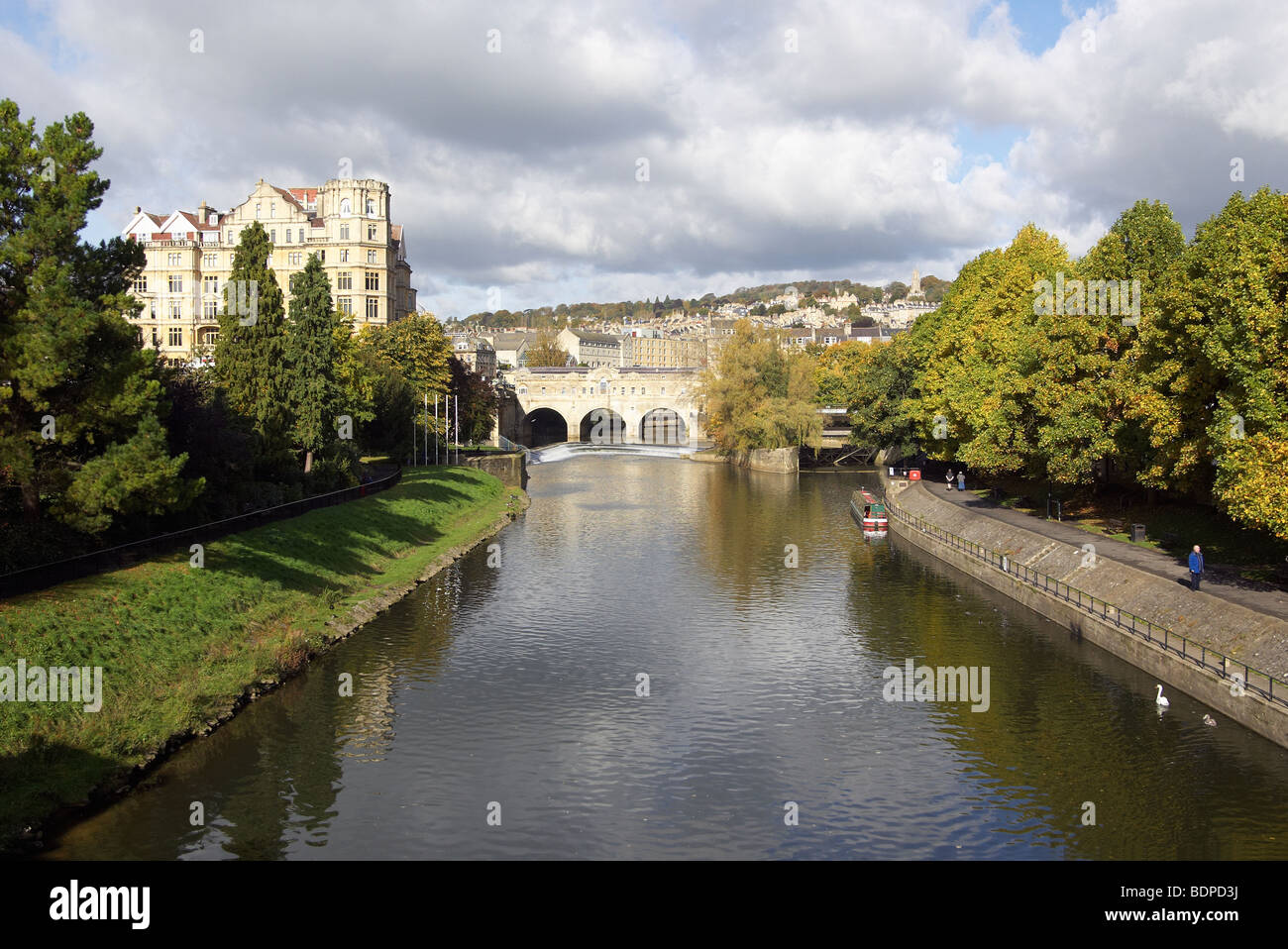 The historic Pulteney Bridge in Bath, UK, spans the River Avon with its ...