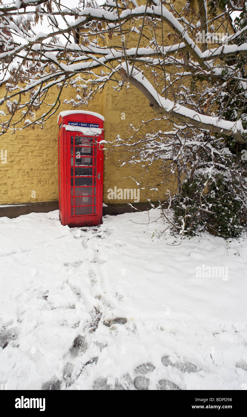 Red phonebox snow hi-res stock photography and images - Alamy
