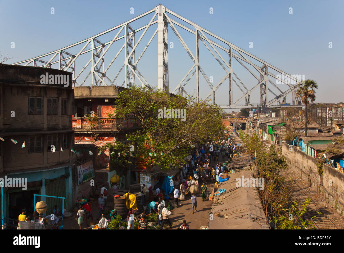 Howrah bridge with people hi-res stock photography and images - Alamy