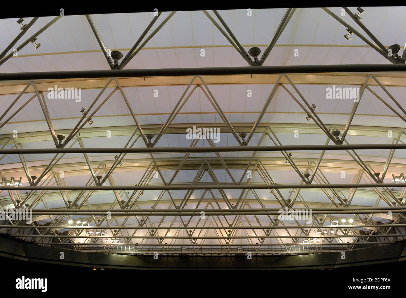 Wimbledon roof all england lawn tennis aeltc 2009 hi-res stock ...