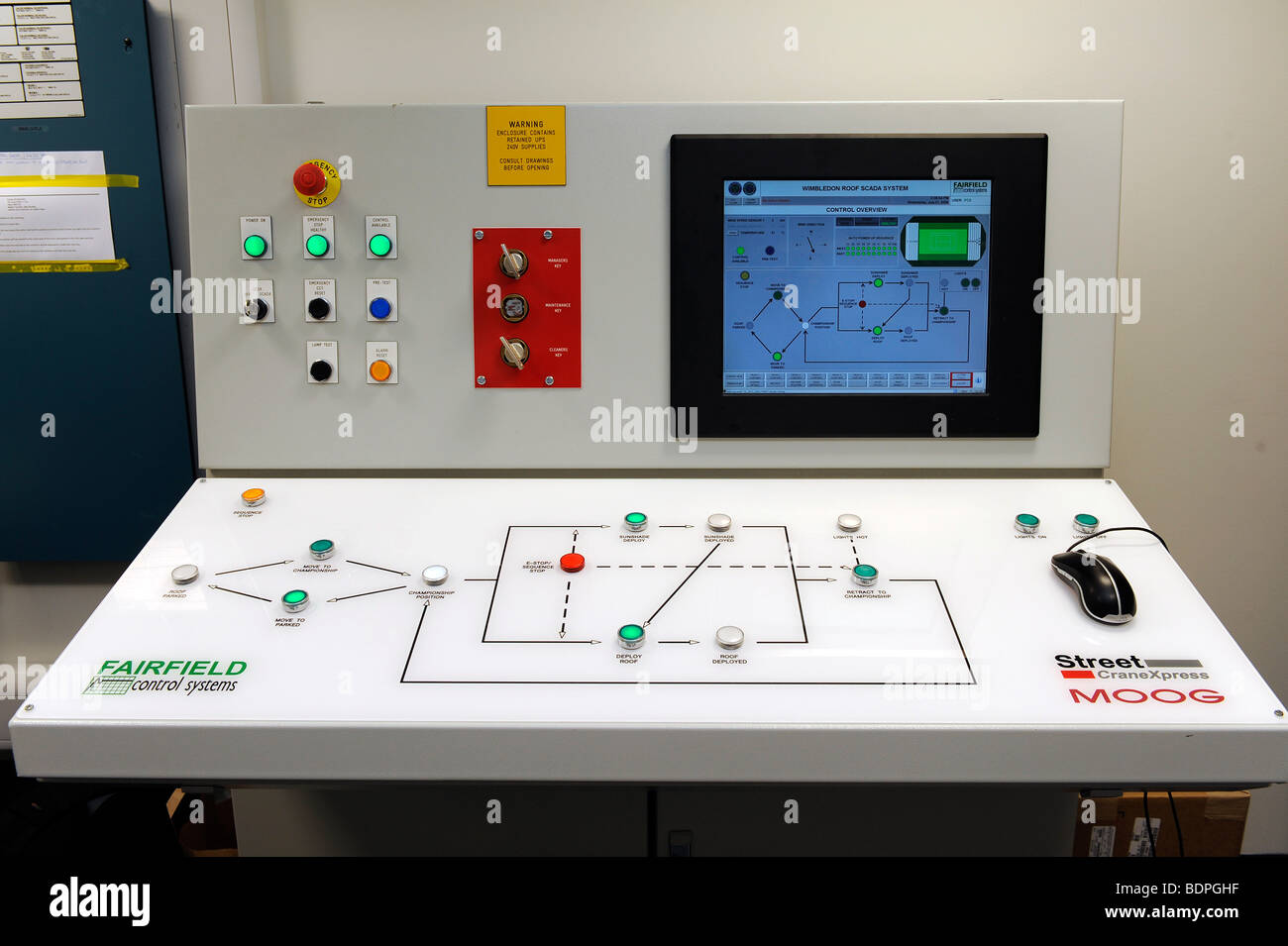 Wimbledon roof all england lawn tennis aeltc 2009 hi-res stock ...