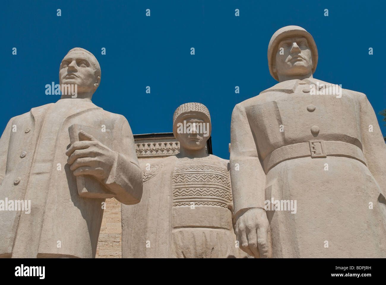 Statue three men hi-res stock photography and images - Alamy