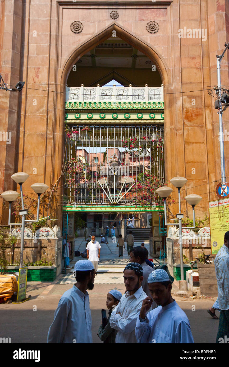 Entrance to the Nakhoda Mosque in Calcutta India Stock Photo - Alamy