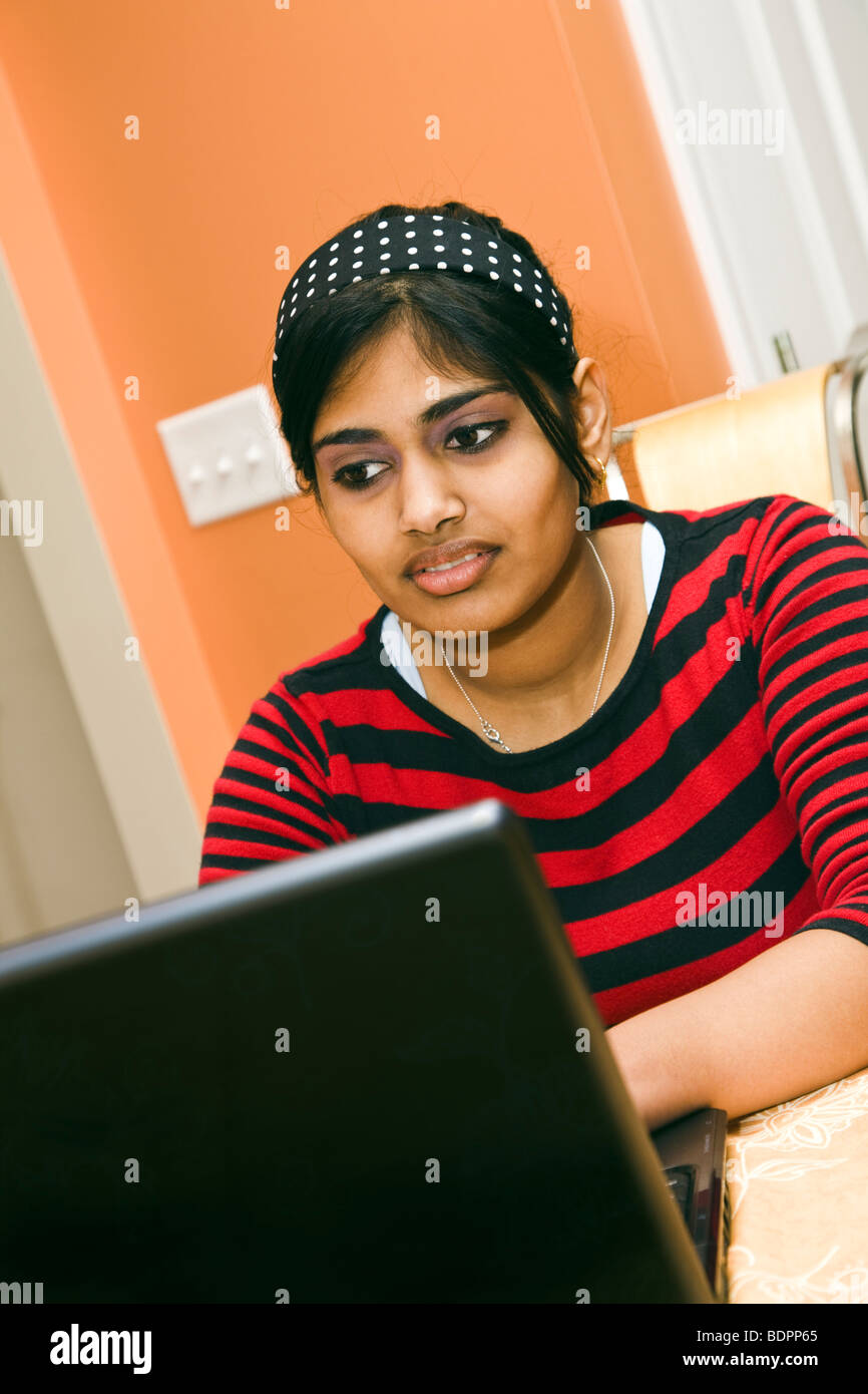 India teenagers laptop hi-res stock photography and images - Alamy