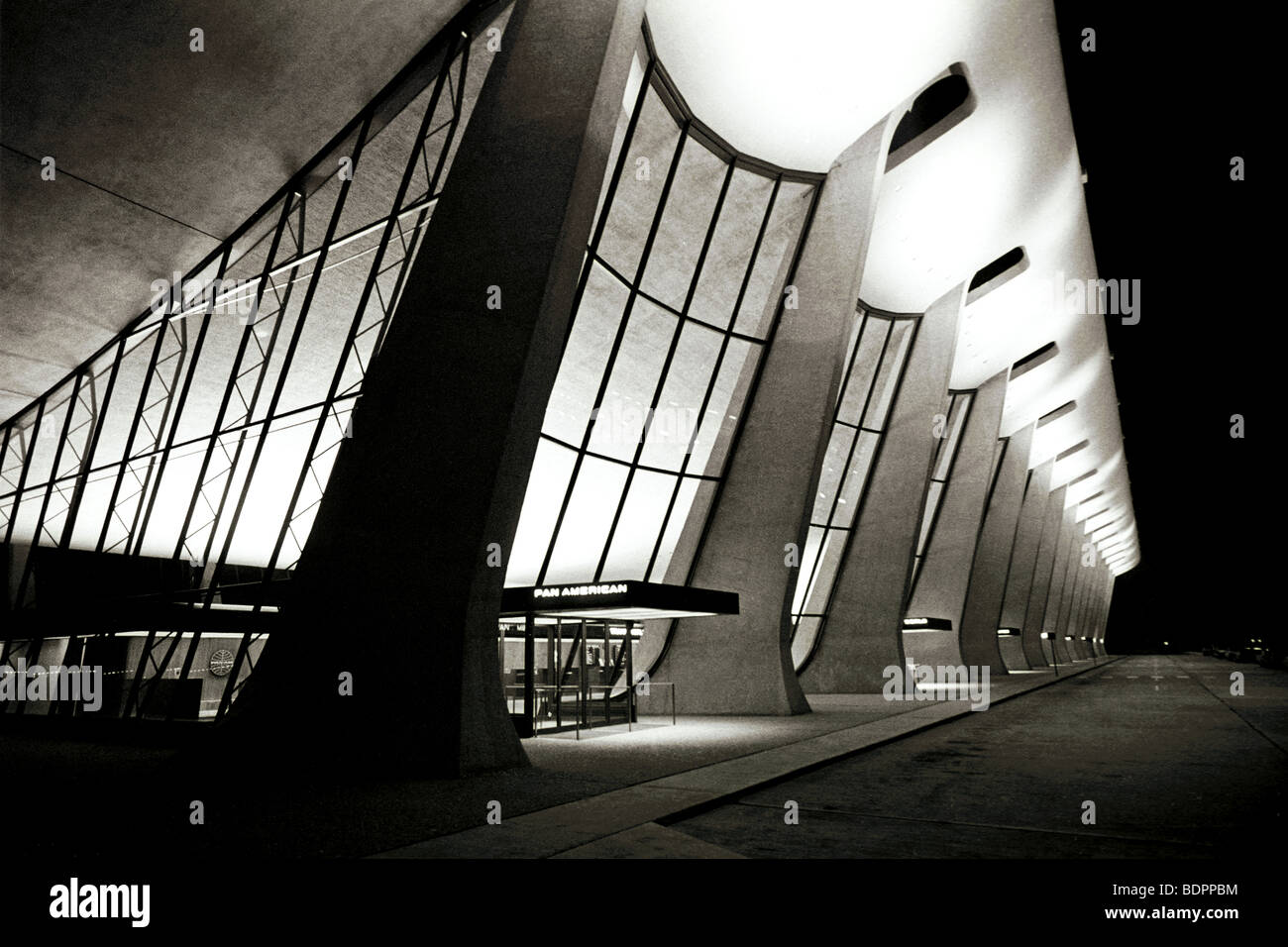 Dulles airport building hi-res stock photography and images - Alamy